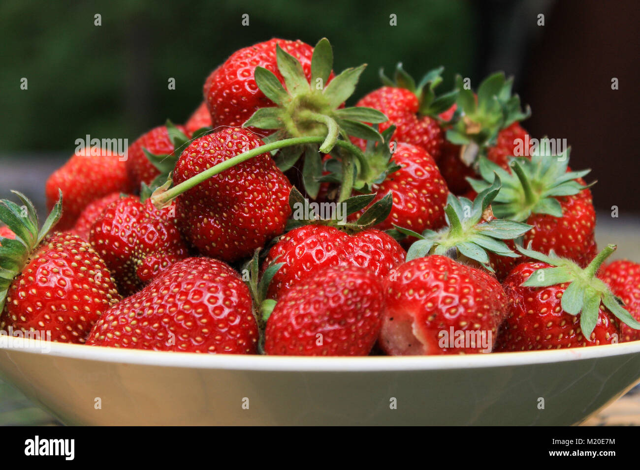 Strawberries with stems hi-res stock photography and images - Alamy
