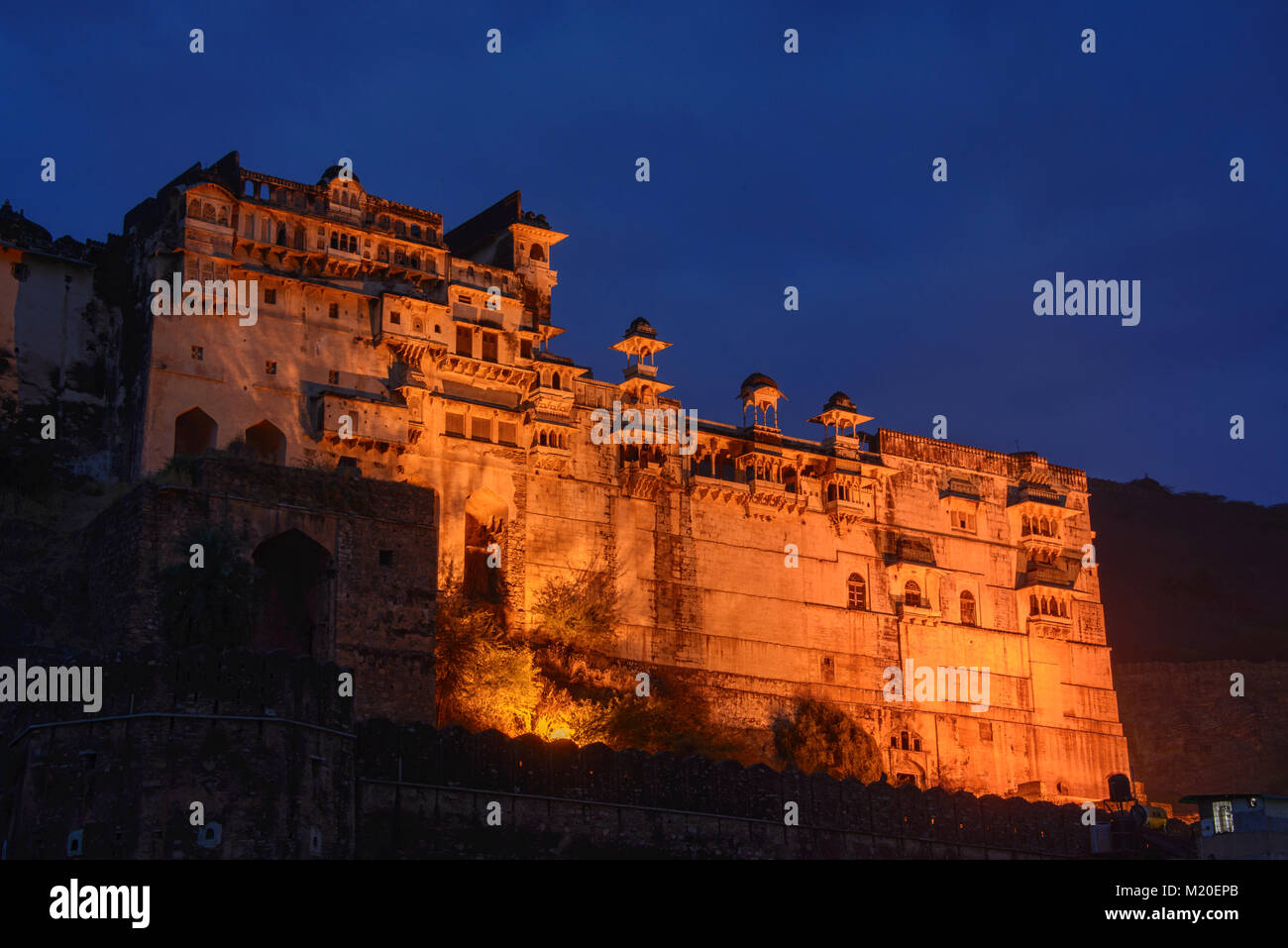 Blue hour shot of the ruined Bundi Palace and Taragarh Fort at night ...