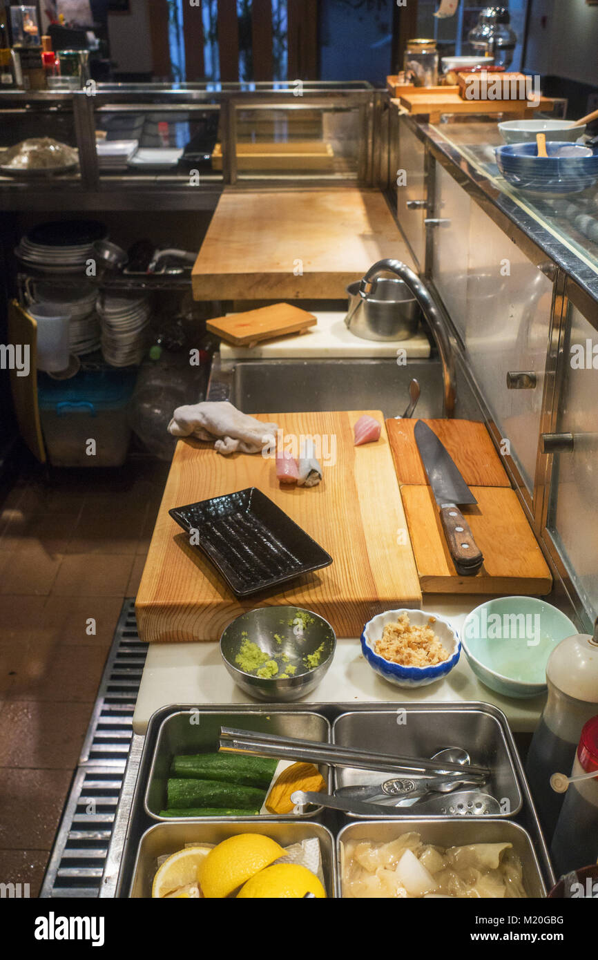 Hong Kong cook preparing sushi Stock Photo - Alamy