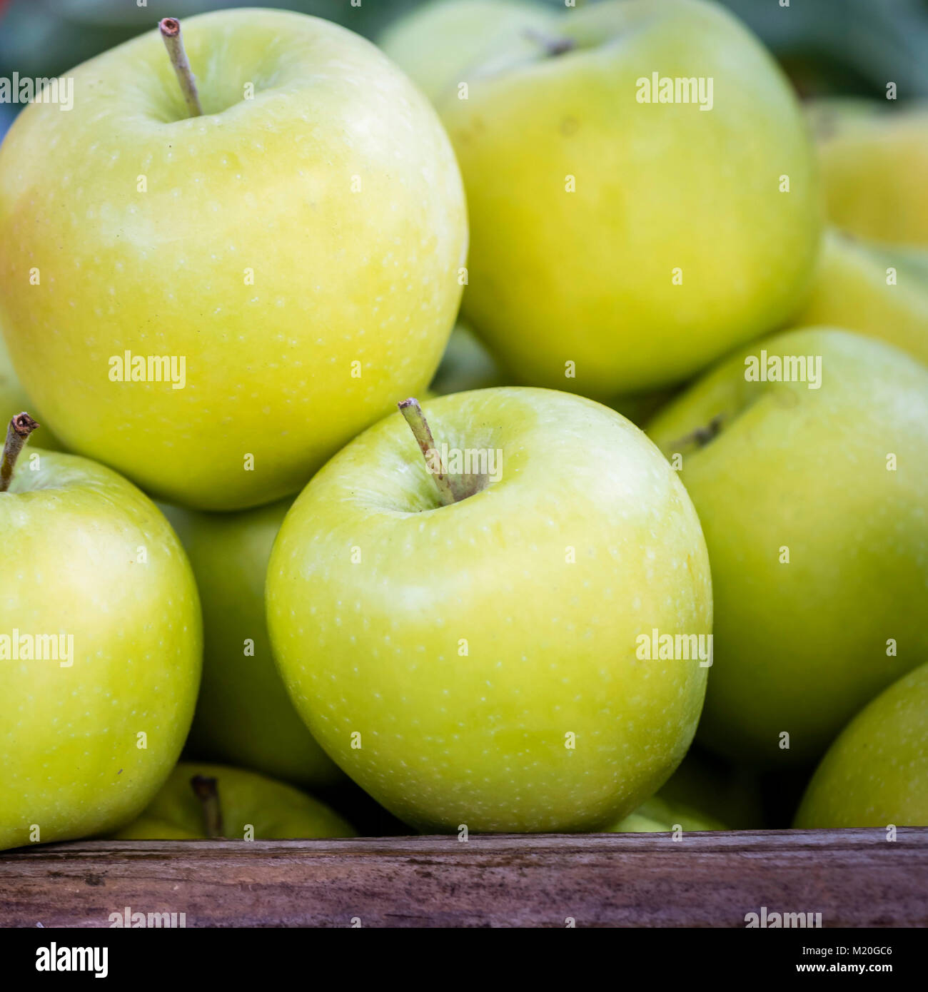Pile apples hi-res stock photography and images - Alamy