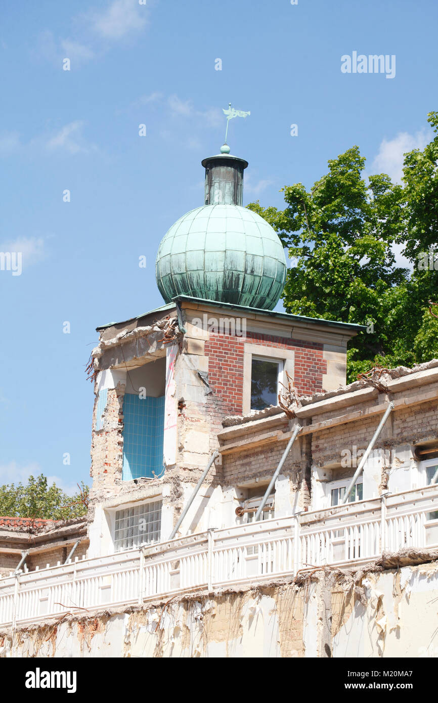 ruin of an old condemned house Stock Photo - Alamy