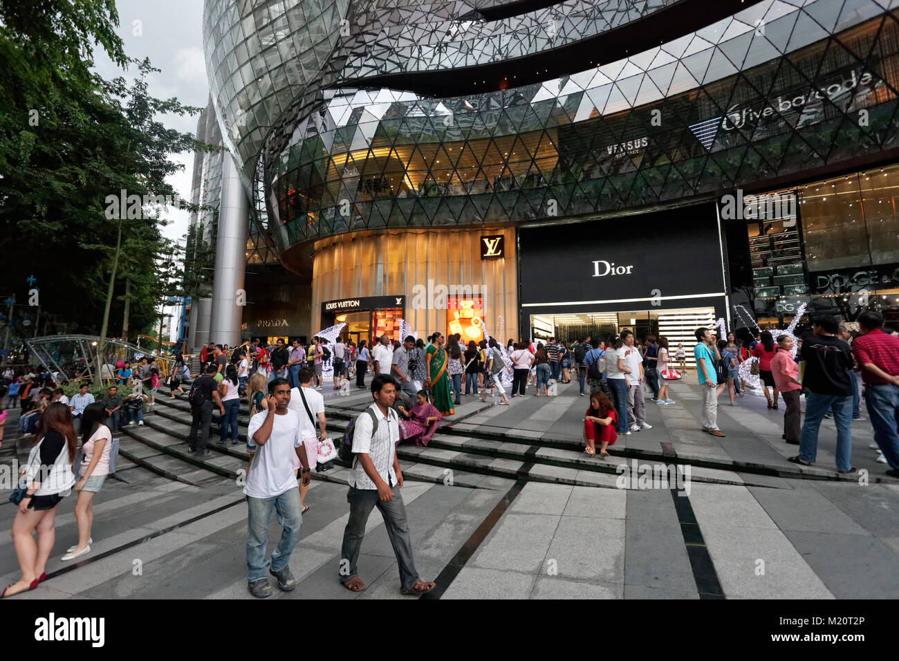 Busy shopping mall in Singapore Stock Photo - Alamy