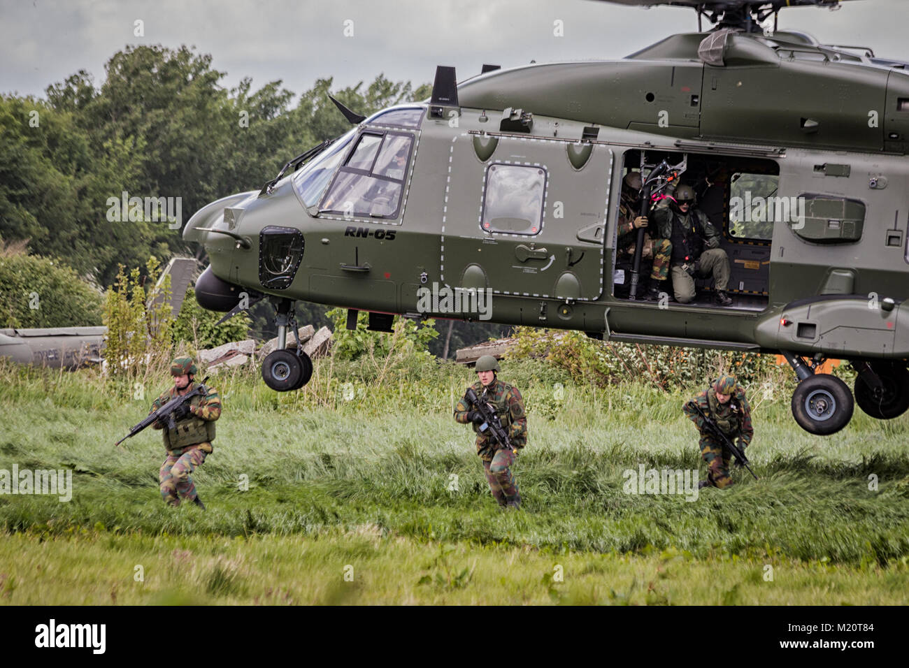 Army soldier jumping from helicopter hi-res stock photography and ...
