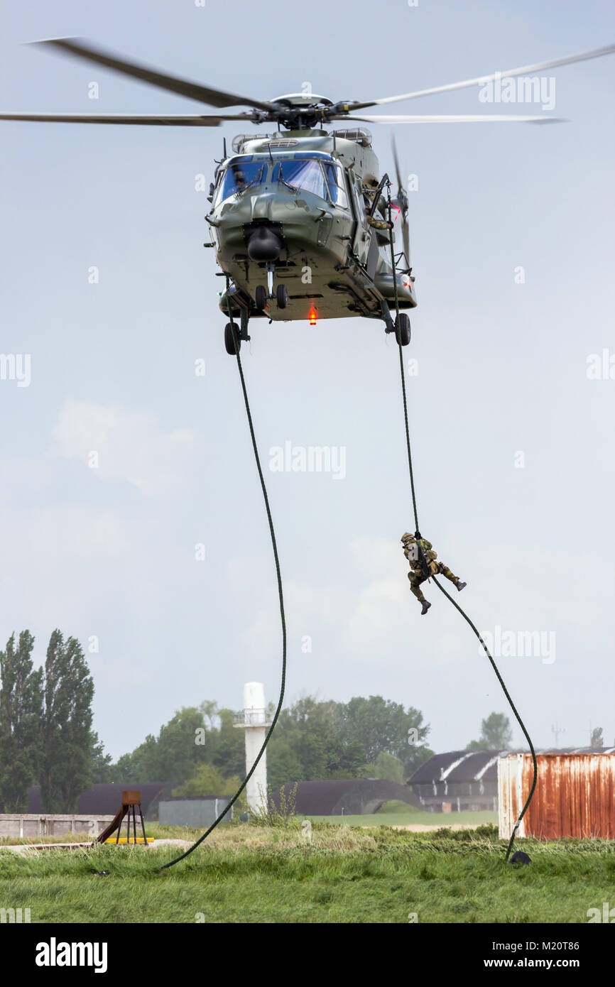 Fast roping hi-res stock photography and images - Alamy