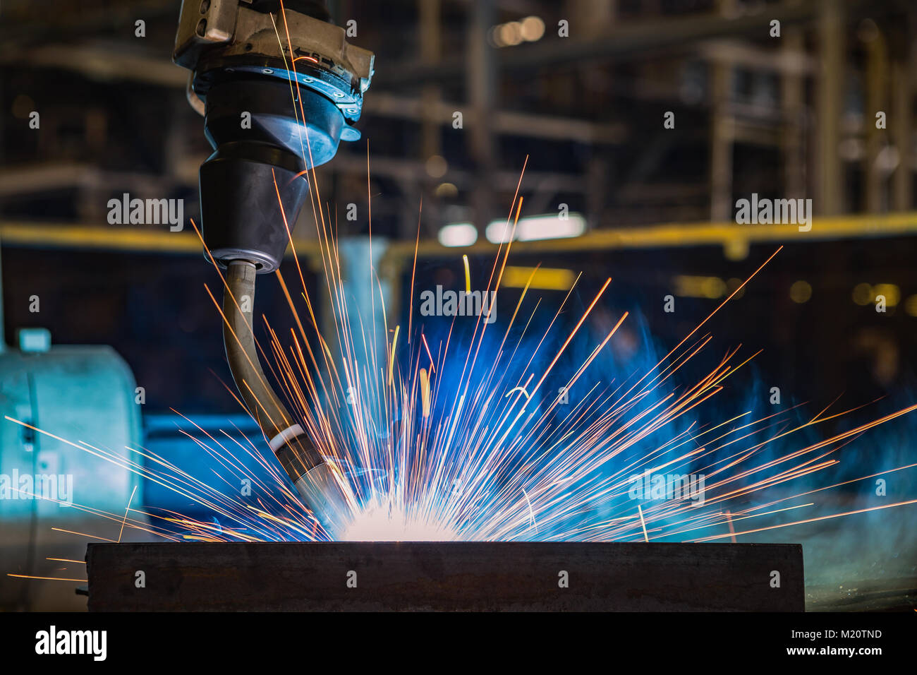 Factory robots close hi-res stock photography and images - Alamy