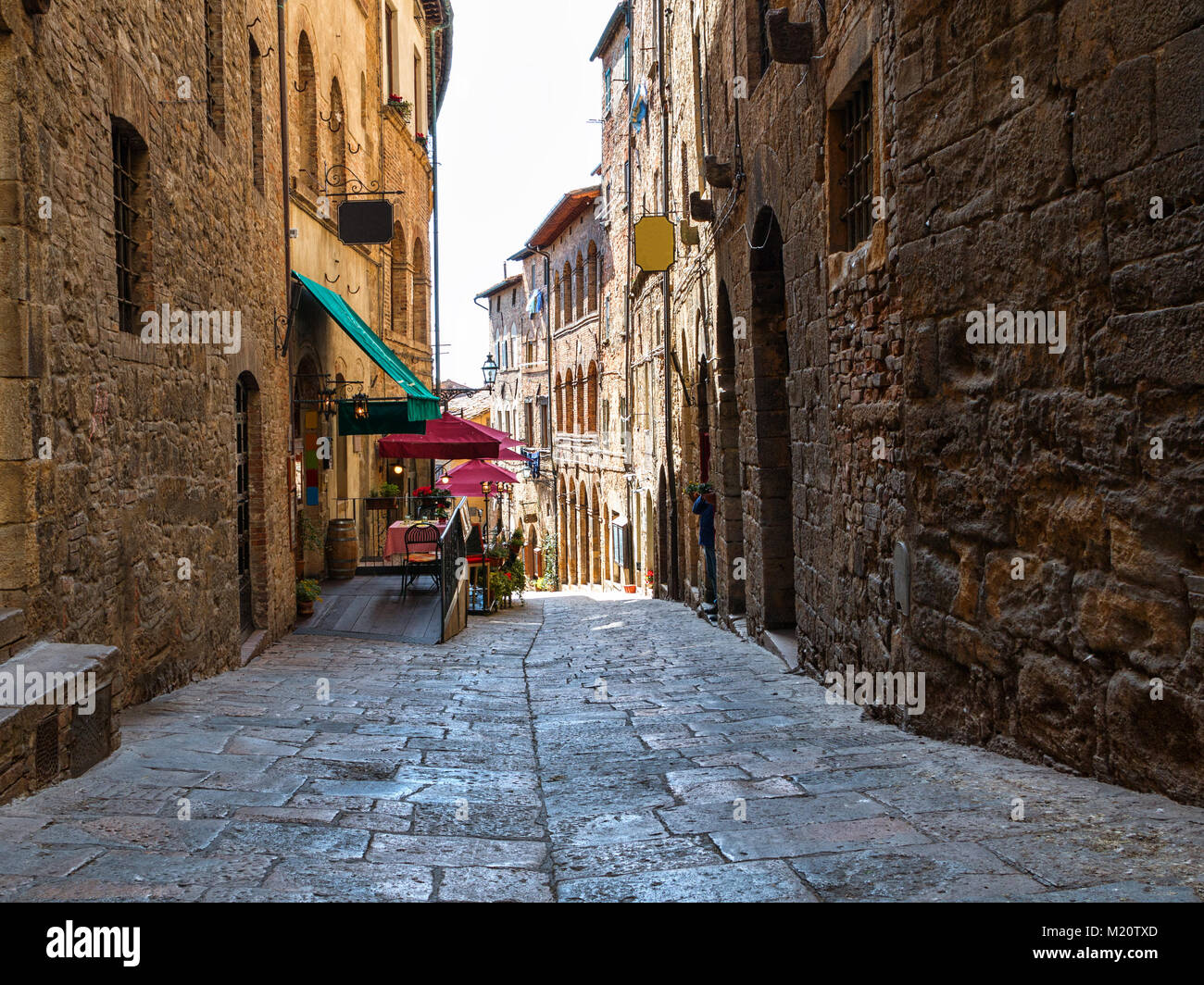 Tight european streets hi-res stock photography and images - Alamy