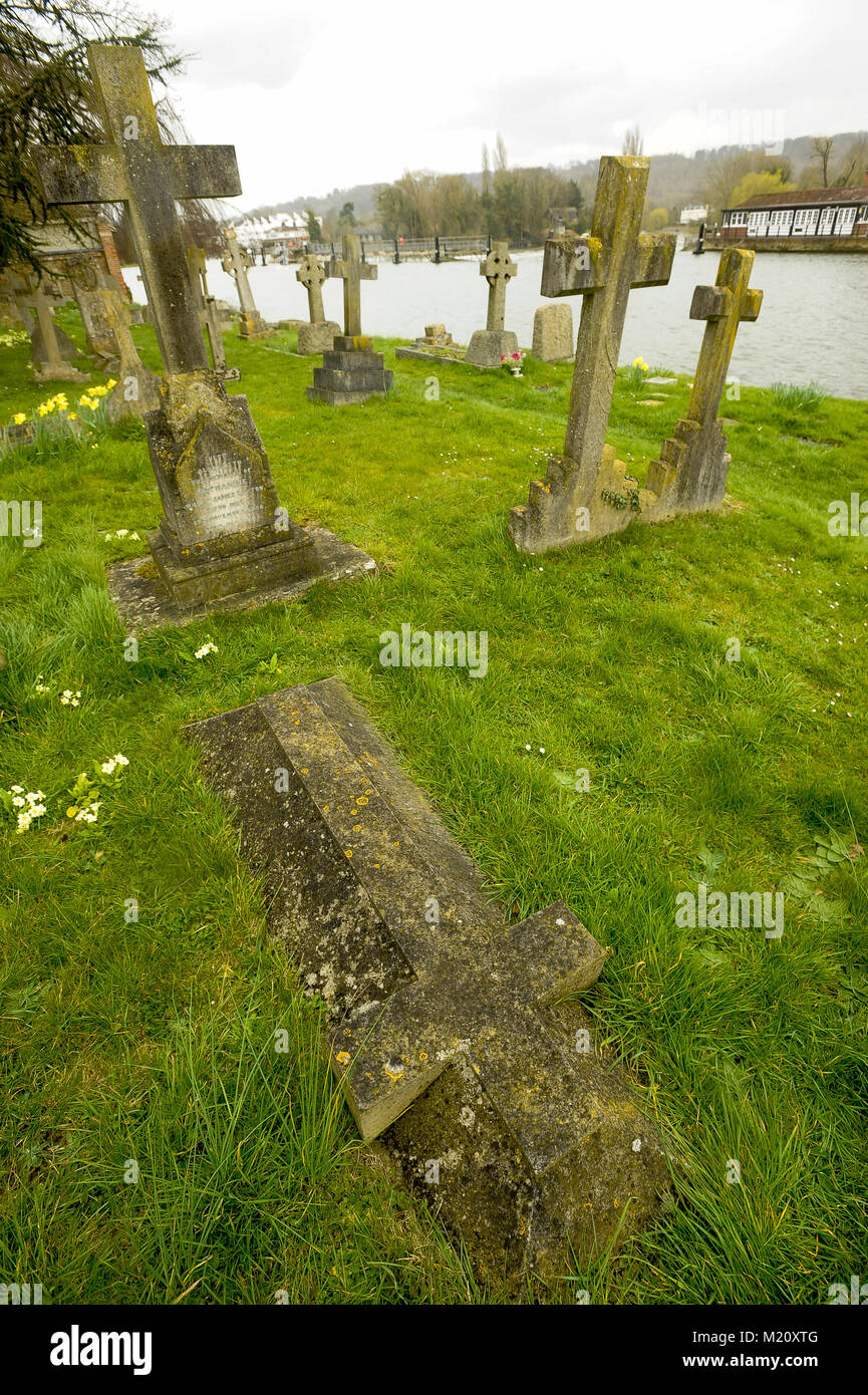 Visiting graveyard britain hi-res stock photography and images - Alamy