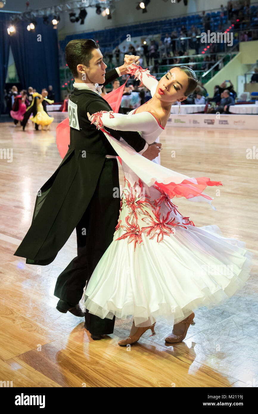 dancers dancing standard dance Stock Photo - Alamy