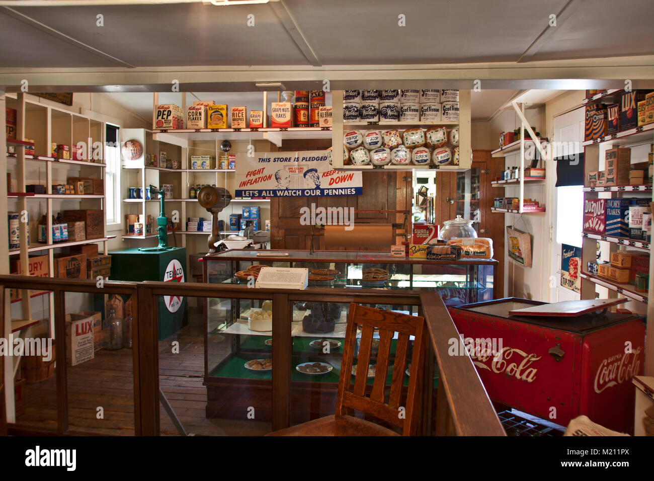 1940s grocery store hi-res stock photography and images - Alamy