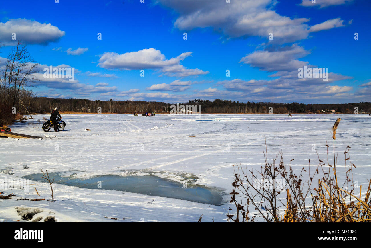 Frozen lakes frozen rivers hi-res stock photography and images - Alamy