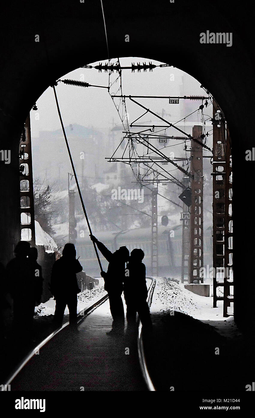 Beijing, China's Henan Province. 25th Jan, 2018. Members of a deicing ...