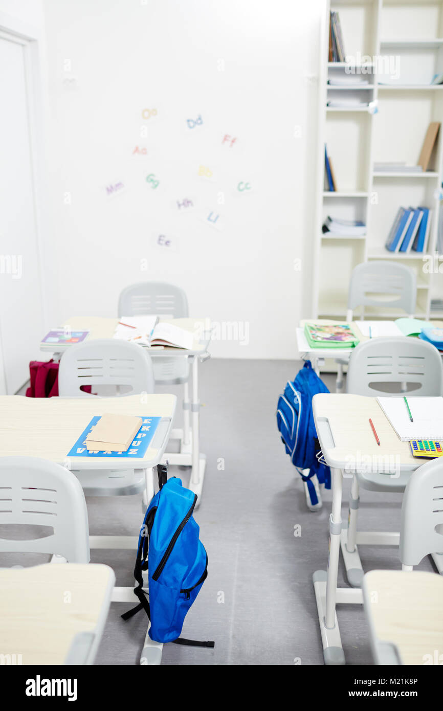 Empty primary classroom hi-res stock photography and images - Alamy