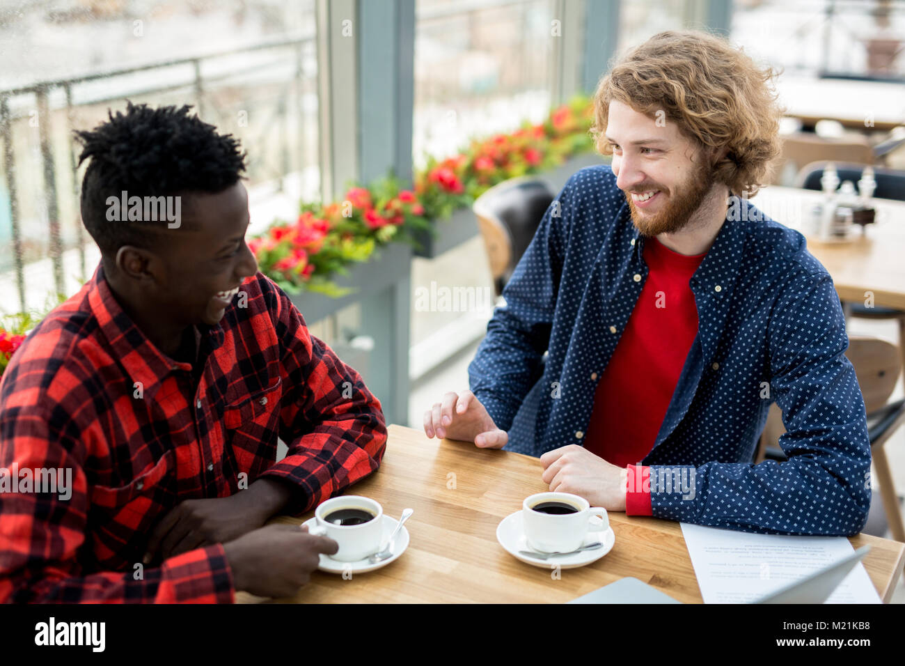 Talking in cafe hi-res stock photography and images - Alamy