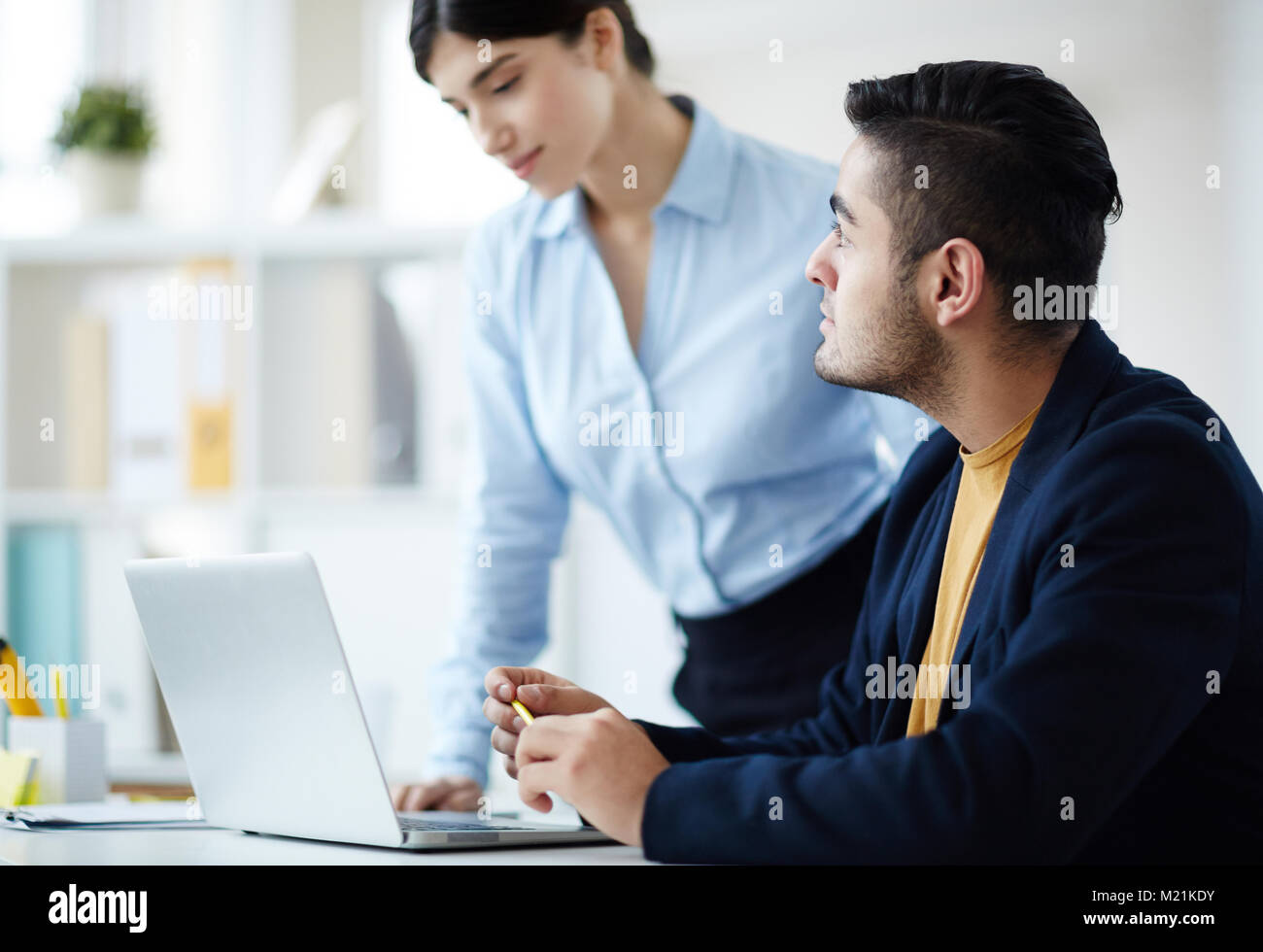 Teamwork of managers Stock Photo - Alamy