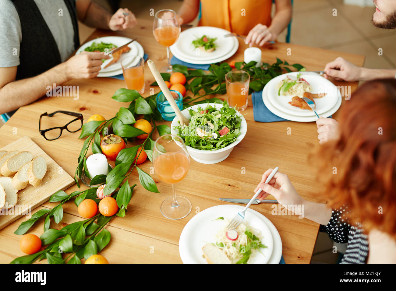 Two couples dinner table hi-res stock photography and images - Alamy