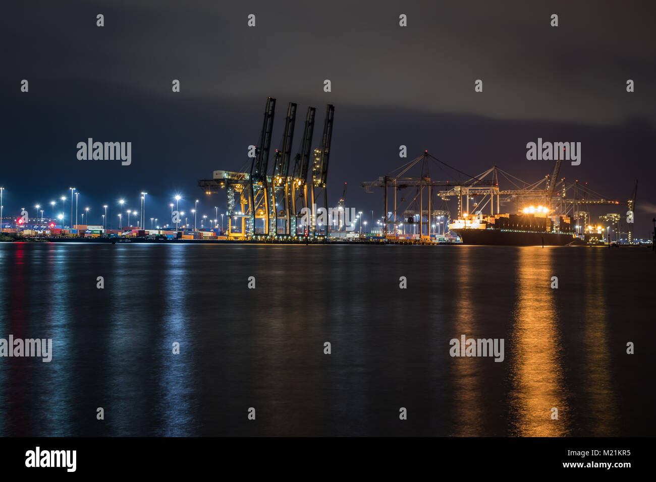 Night docks crane hi-res stock photography and images - Alamy
