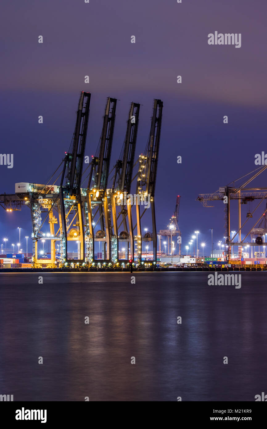 Night docks crane hi-res stock photography and images - Alamy