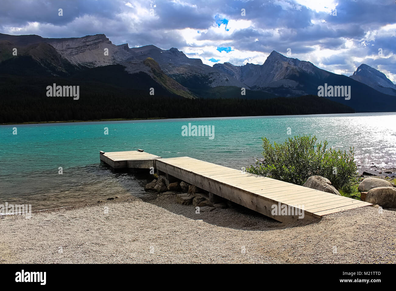 Rustic wood lake dock hi-res stock photography and images - Alamy