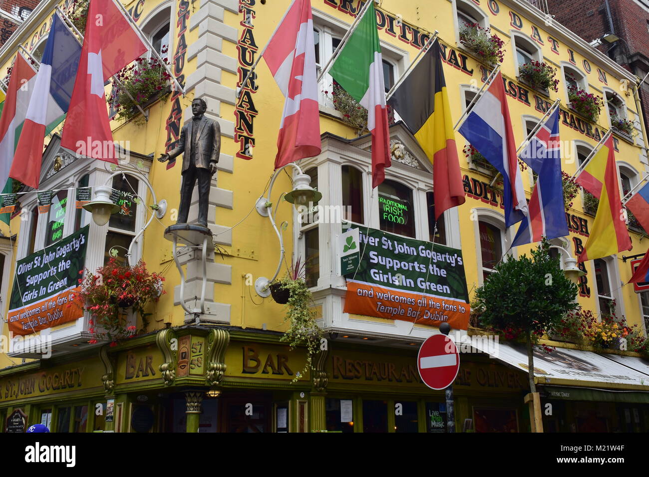 Dublin ireland pub flag hi-res stock photography and images - Alamy