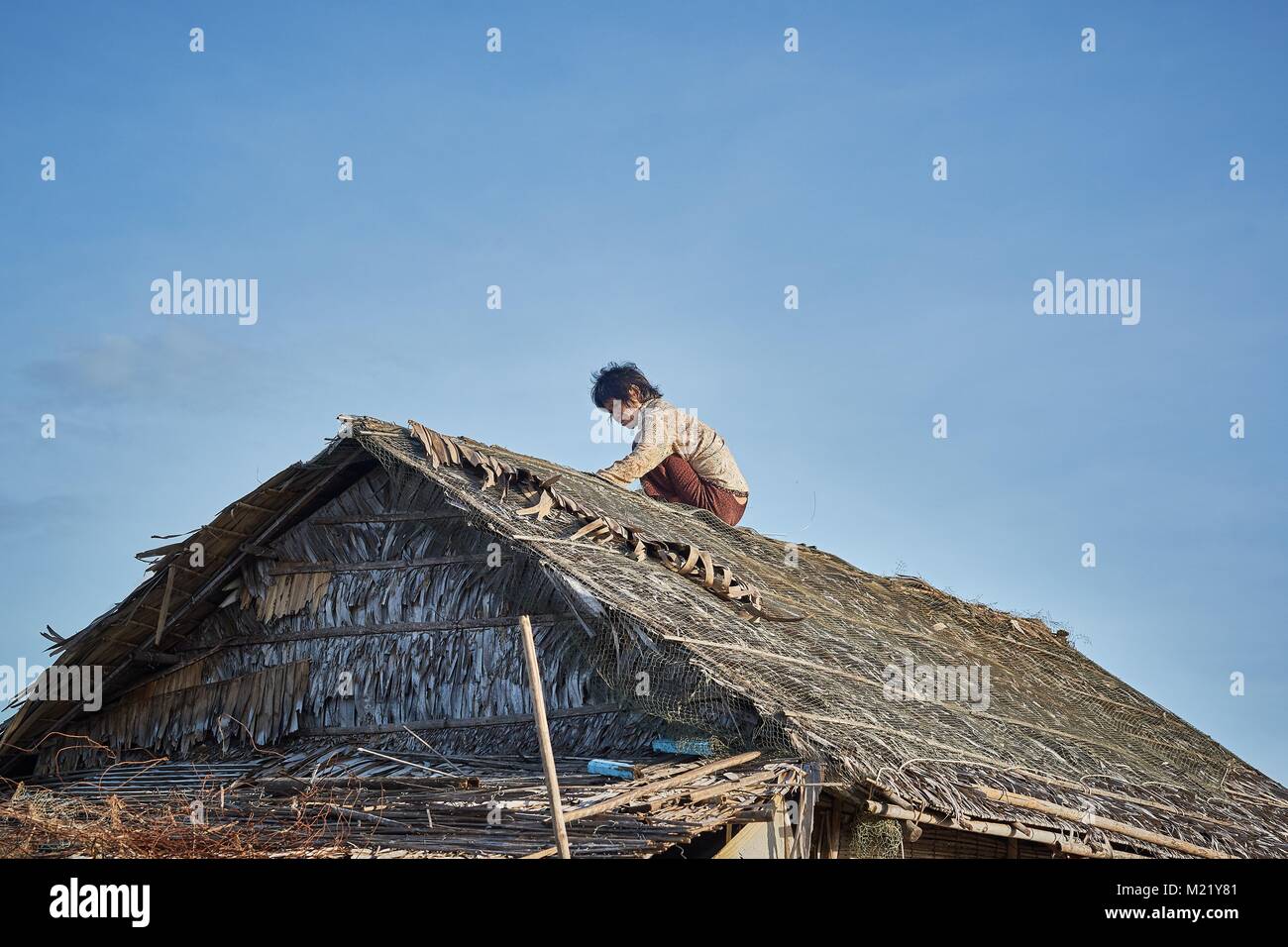 Straw roof hi-res stock photography and images - Alamy