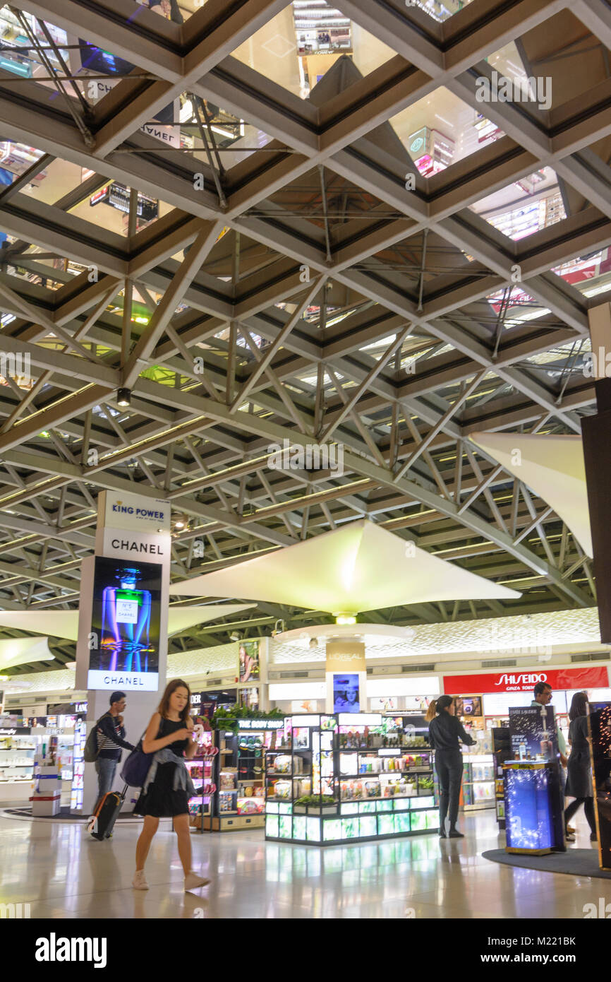 Bangkok: Suvarnabhumi Airport: terminal duty free shopping ...