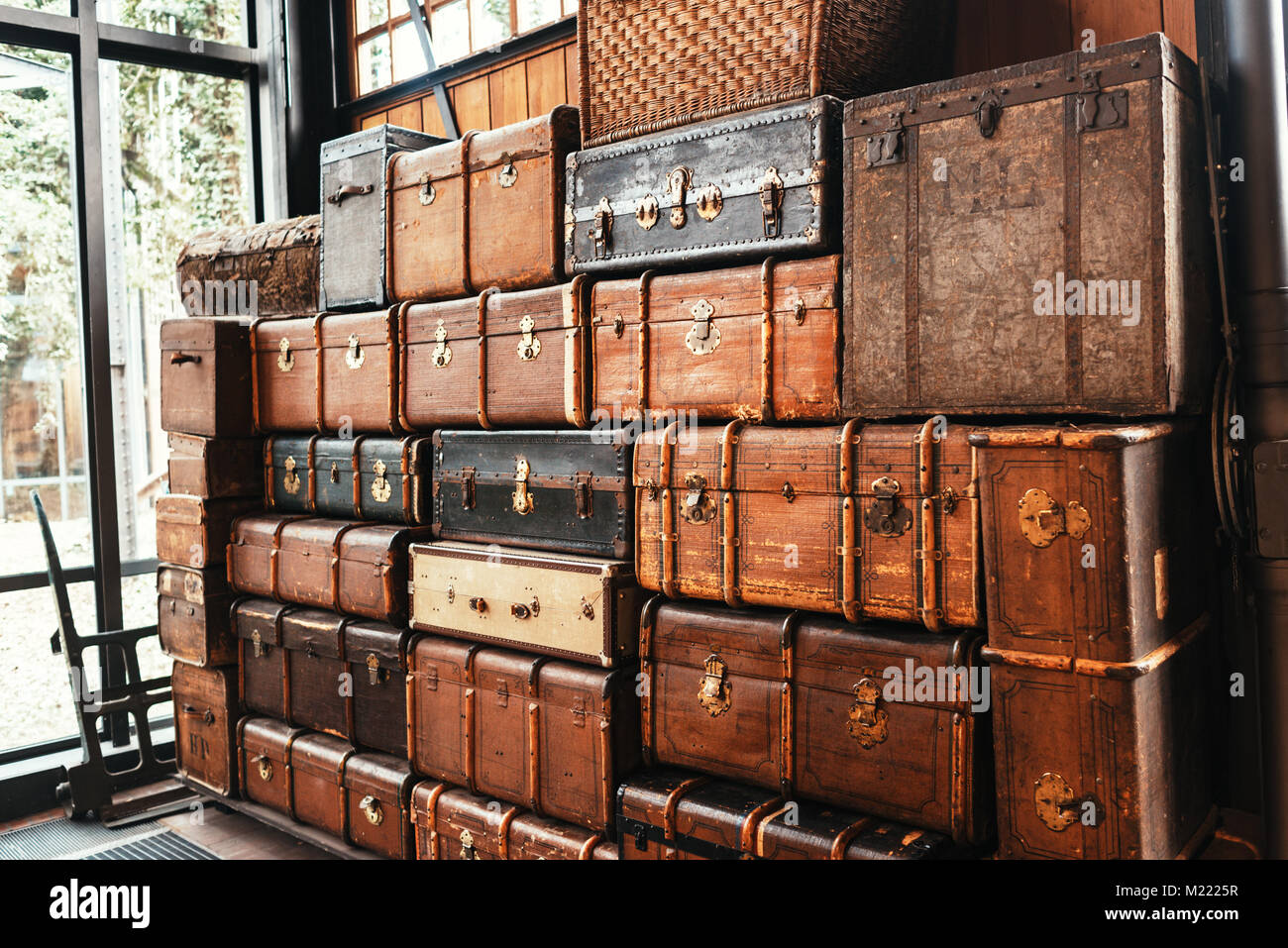Vintage suitcase packed hi-res stock photography and images - Alamy