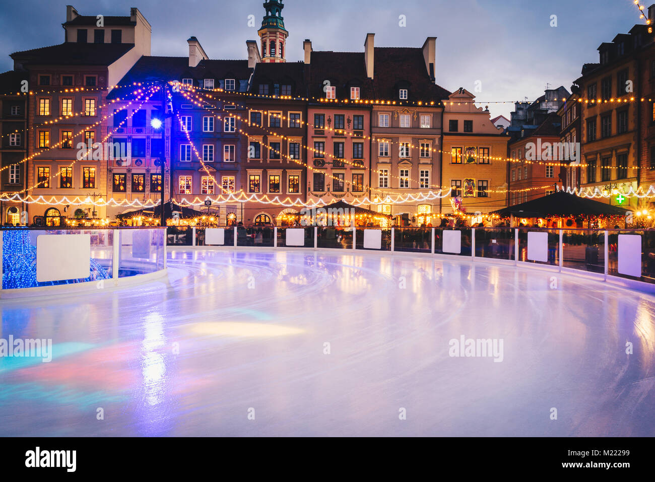 City outdoor ice skating rink hi-res stock photography and images - Alamy