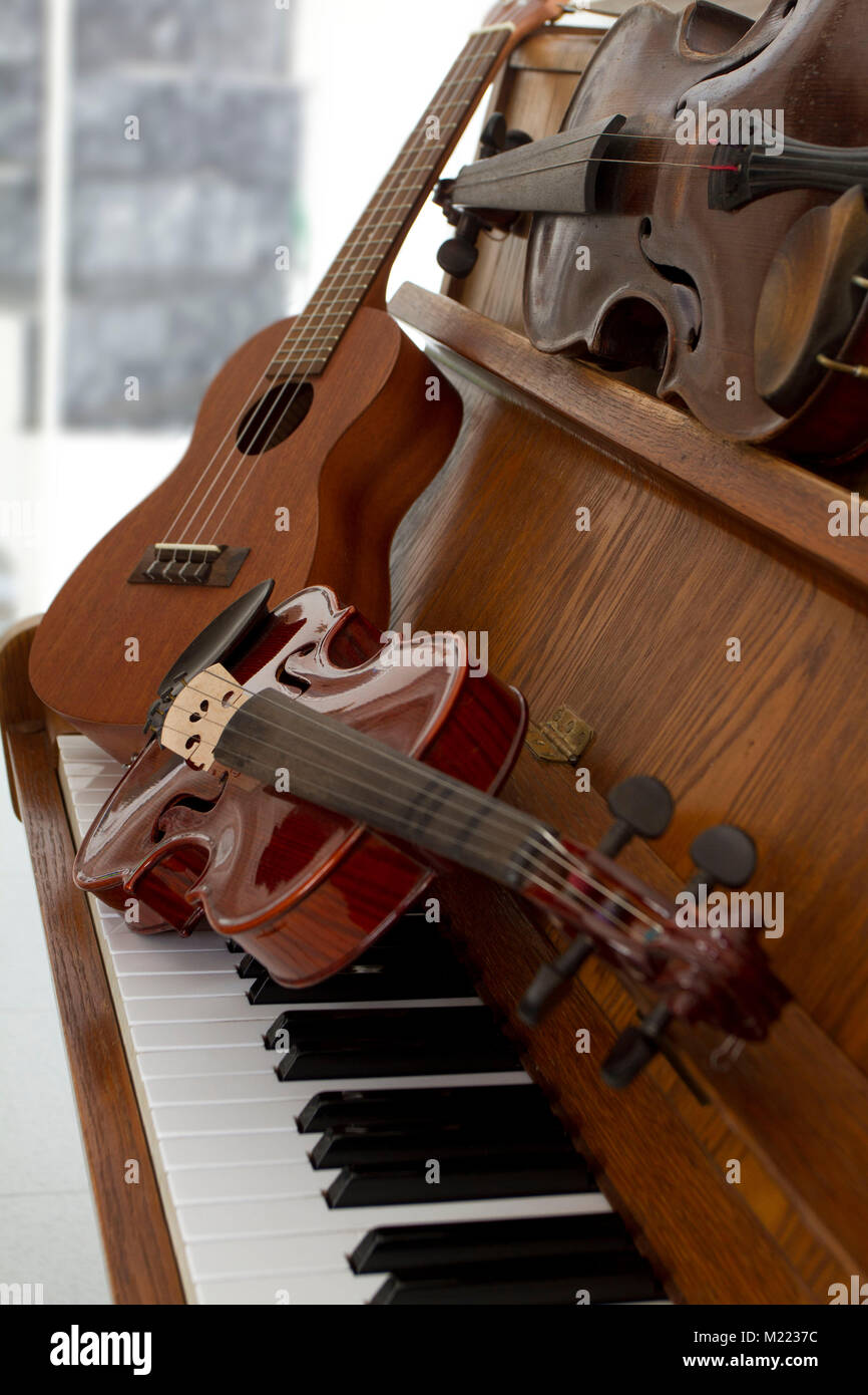 Classical musical instruments hi-res stock photography and images - Alamy