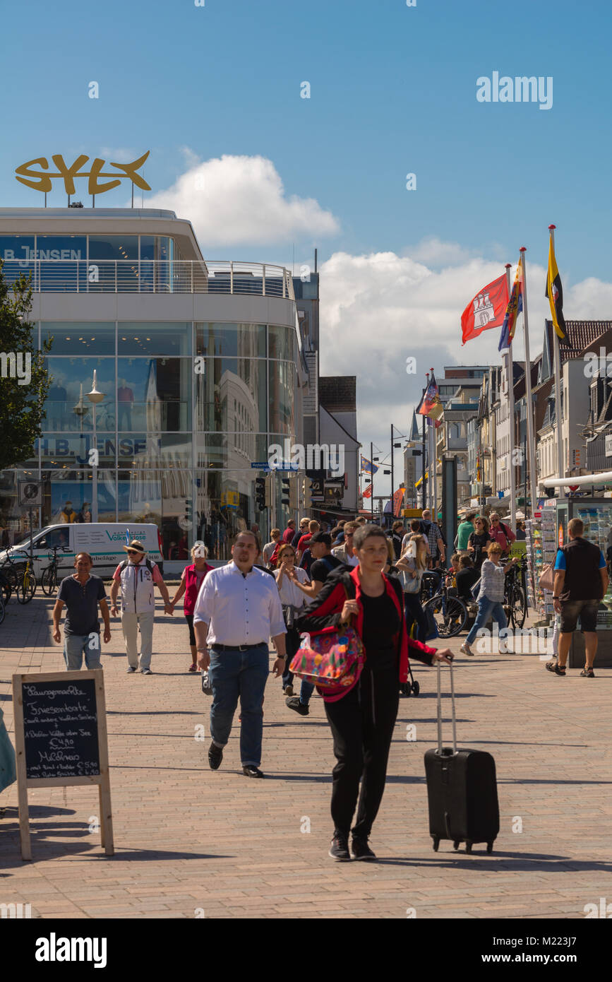 Very busy Friedrichstrasse, main shopping street of Westerland, island ...