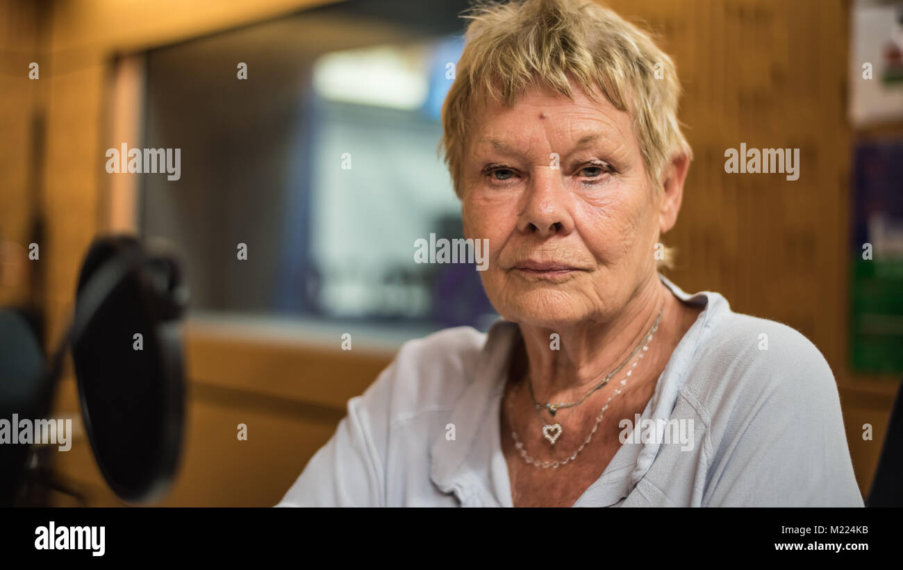 Dame judi dench hi-res stock photography and images - Alamy