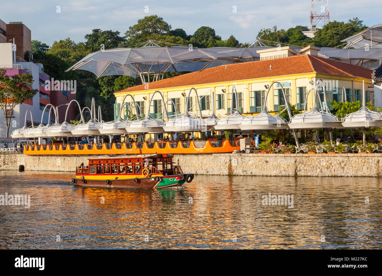 Boat bumboat singapore river hi-res stock photography and images - Alamy