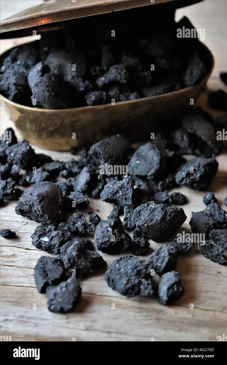 Vintage copper bowl hi-res stock photography and images - Alamy