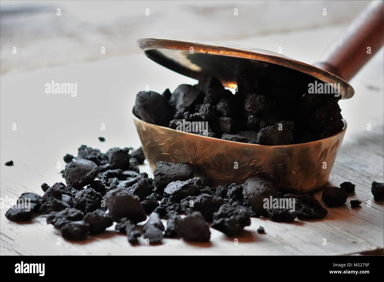 Vintage copper bowl hi-res stock photography and images - Alamy