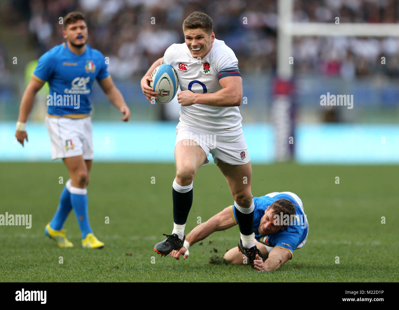 England's Owen Farrell races clear to score his side's third try during ...