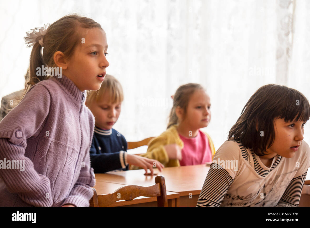 Group of children asking questions hi-res stock photography and images ...