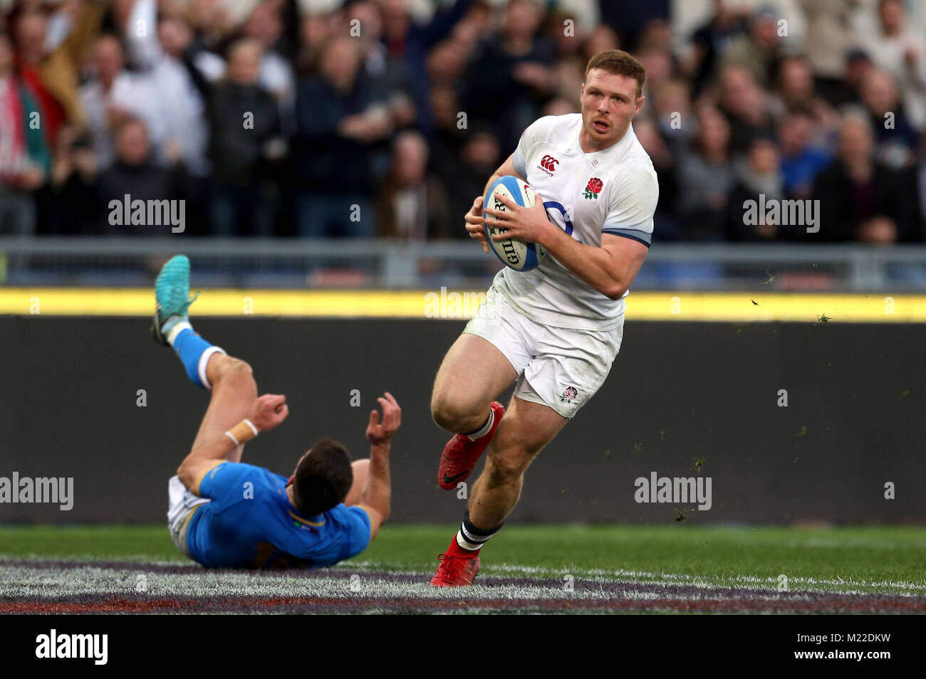 England's Sam Simmonds races clear to score his side's fourth try ...