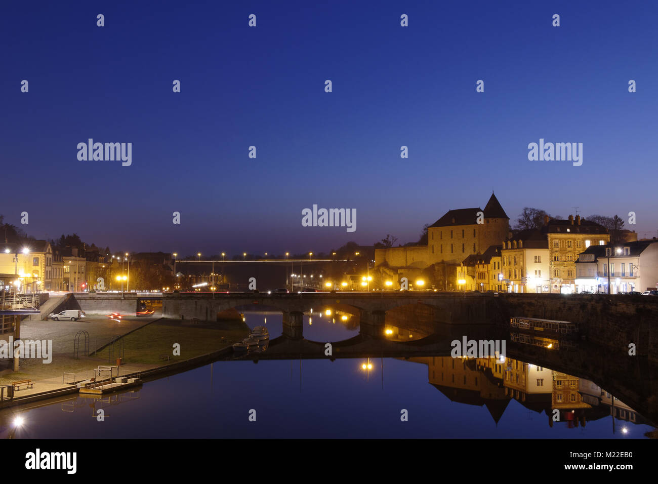 Mayenne city castle river la hi-res stock photography and images - Alamy