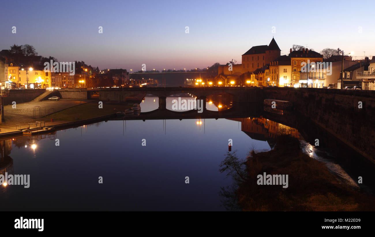 Mayenne city castle river la hi-res stock photography and images - Alamy