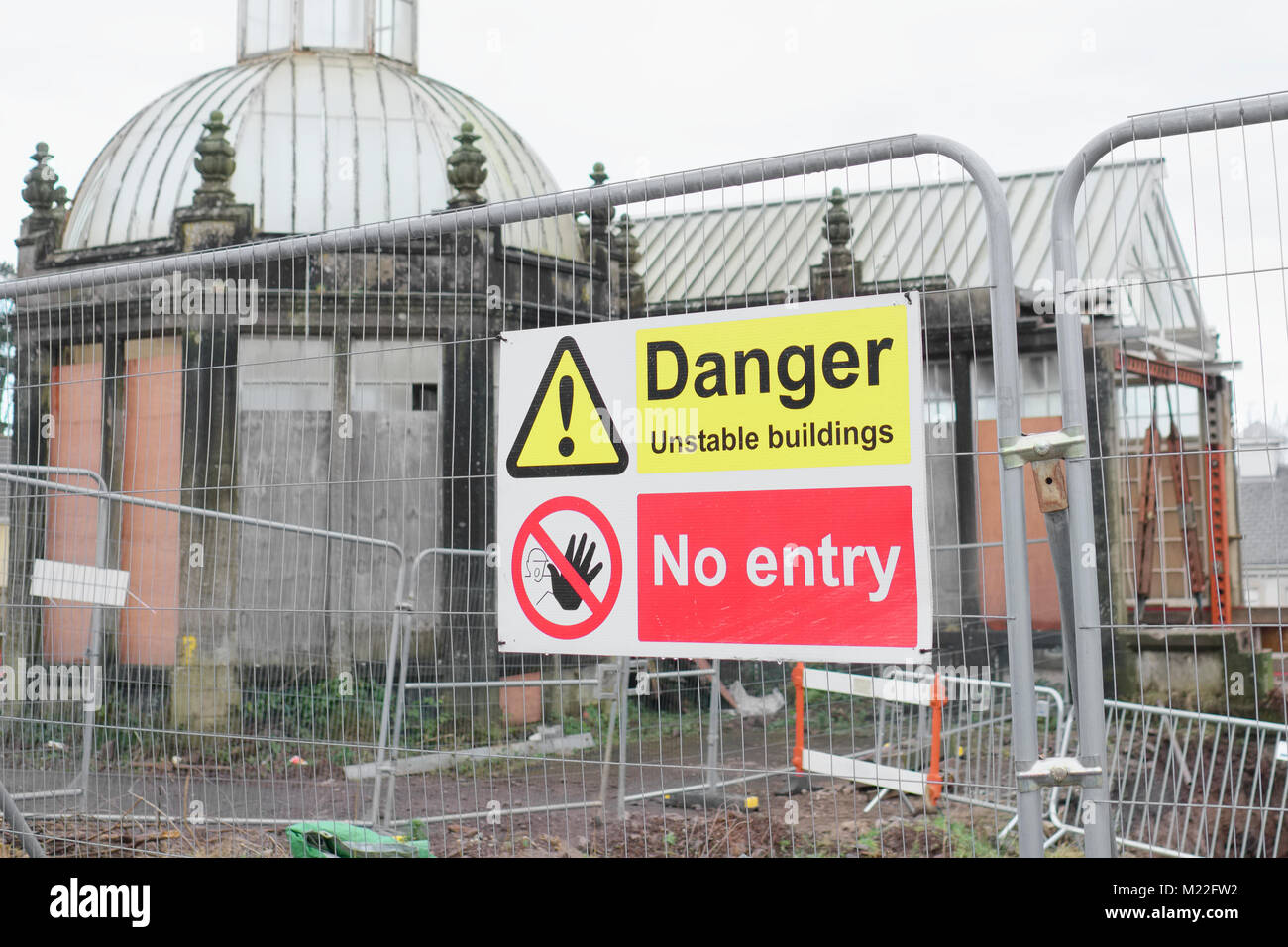Danger unsafe building sign keep hi-res stock photography and images ...
