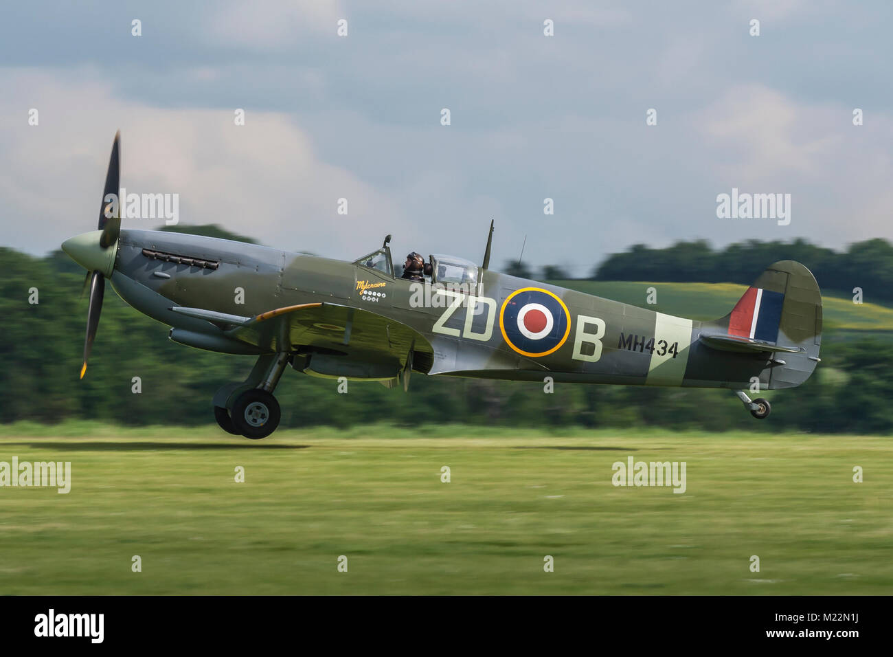 Supermarine Spitfire IX registration MH434 landing at Duxford ...