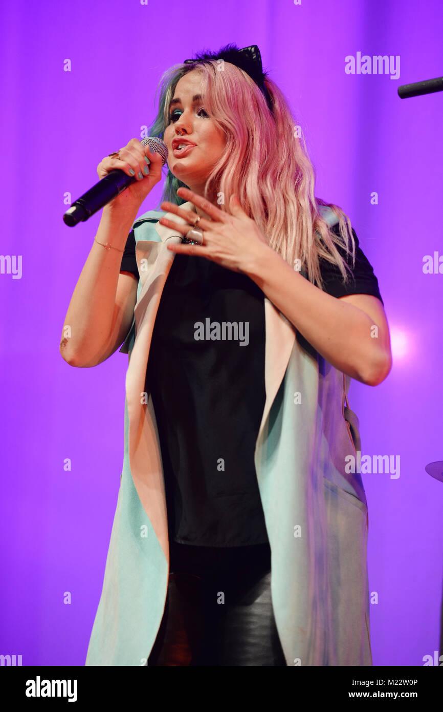 Debby ryan 2016 hi-res stock photography and images - Alamy