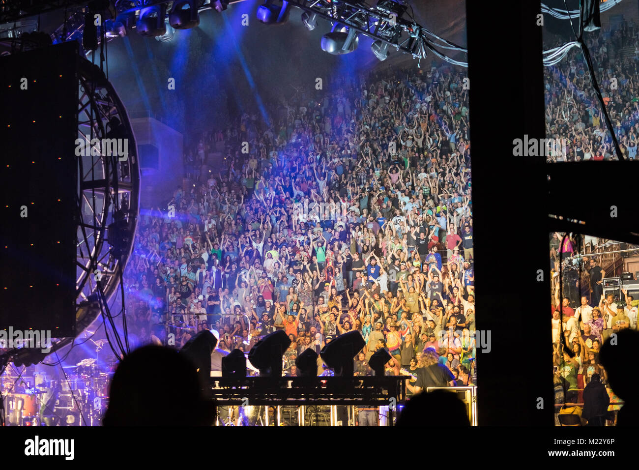 Cheering fans hi-res stock photography and images - Alamy