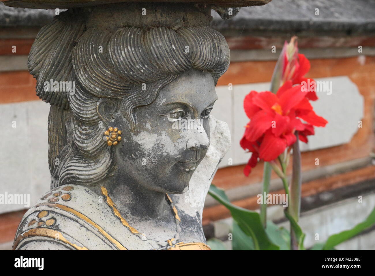 Statue woman flower hi-res stock photography and images - Alamy