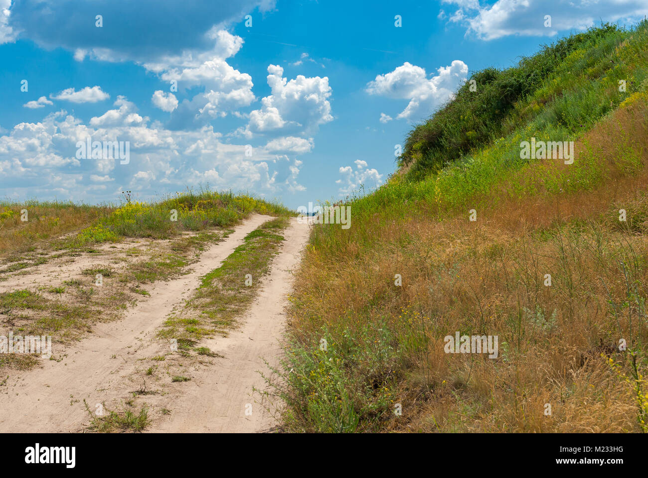 Nobody sandy dirt track road hi-res stock photography and images - Alamy