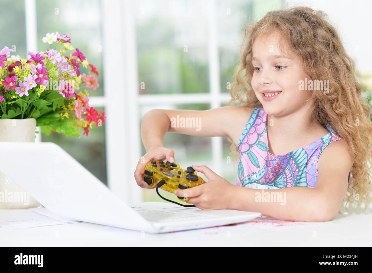 girl playing video game Stock Photo - Alamy