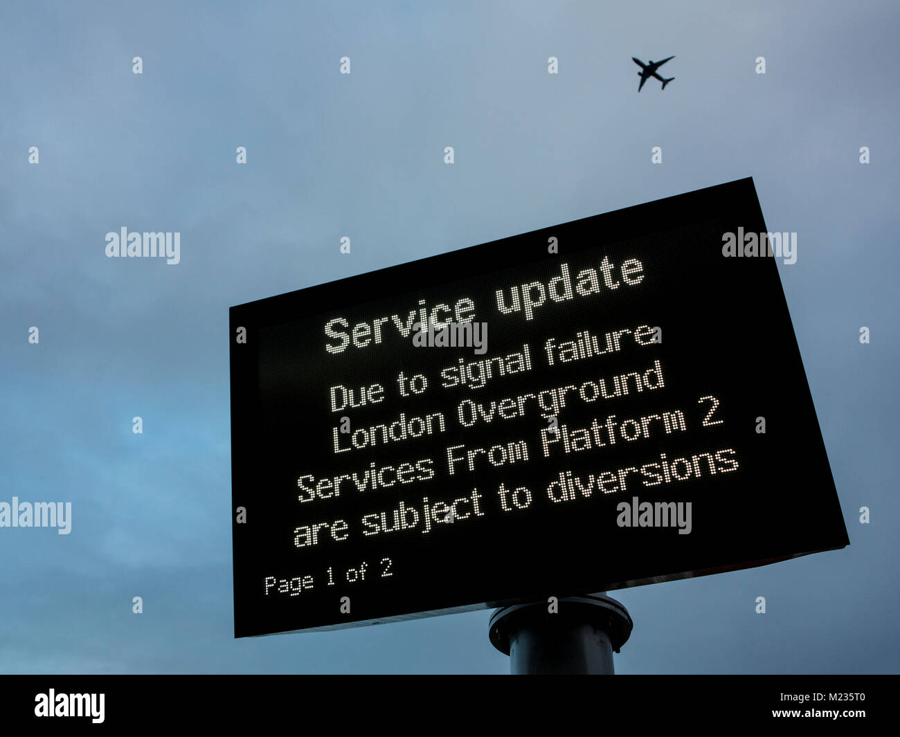 Train delayed notice board hi-res stock photography and images - Alamy