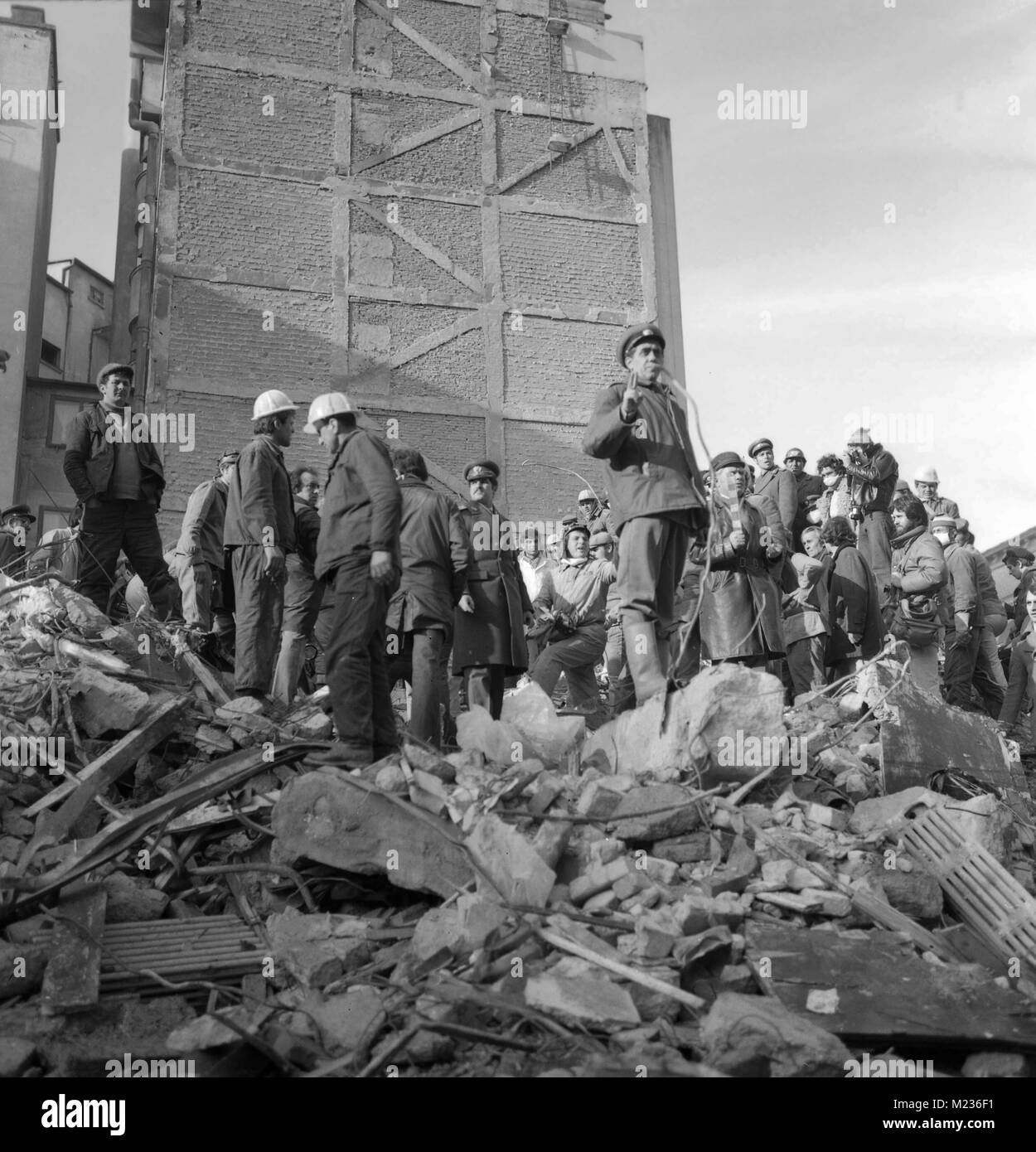 The rescuers 1977 hi-res stock photography and images - Alamy