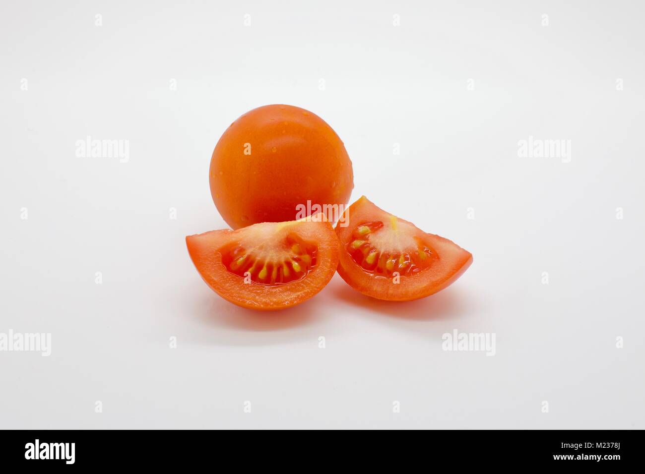 Quartered tomatoes hi-res stock photography and images - Alamy