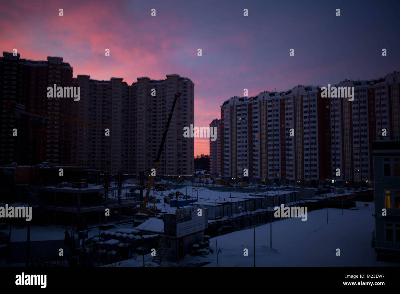 Construction site at dawn in Moscow, Nekrasovka district, winter Stock ...
