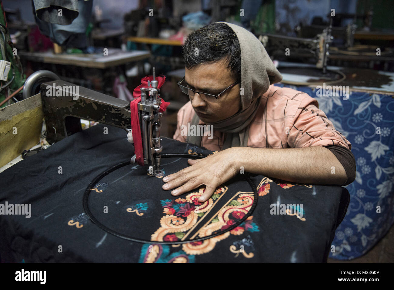 Expert stitcher at work in a garment factory in Old Delhi, India Stock ...